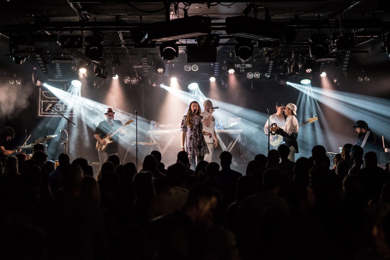 Random Trip feat. Dallos Bogi, Ujvári Péter, MC Zeek, Vastag Gábor ...